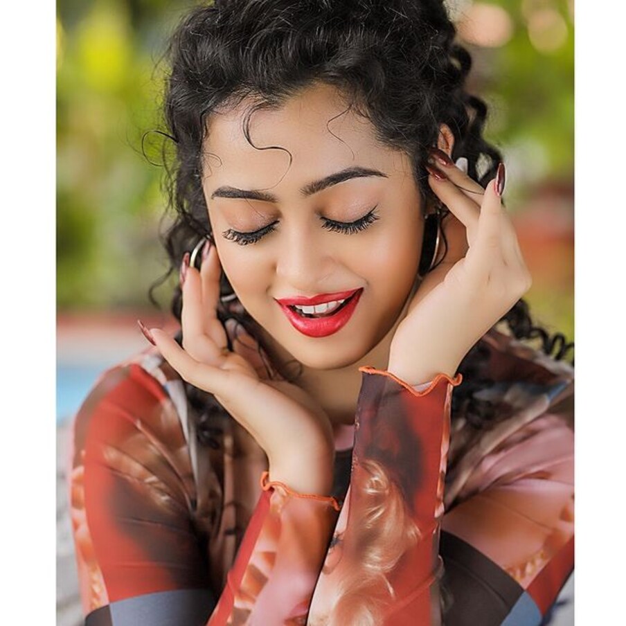 Apsara Rani: హాట్ సెల్ఫీలతో నెటిజన్స్‌కు కనుల విందు చేస్తోన్న అప్సర ...