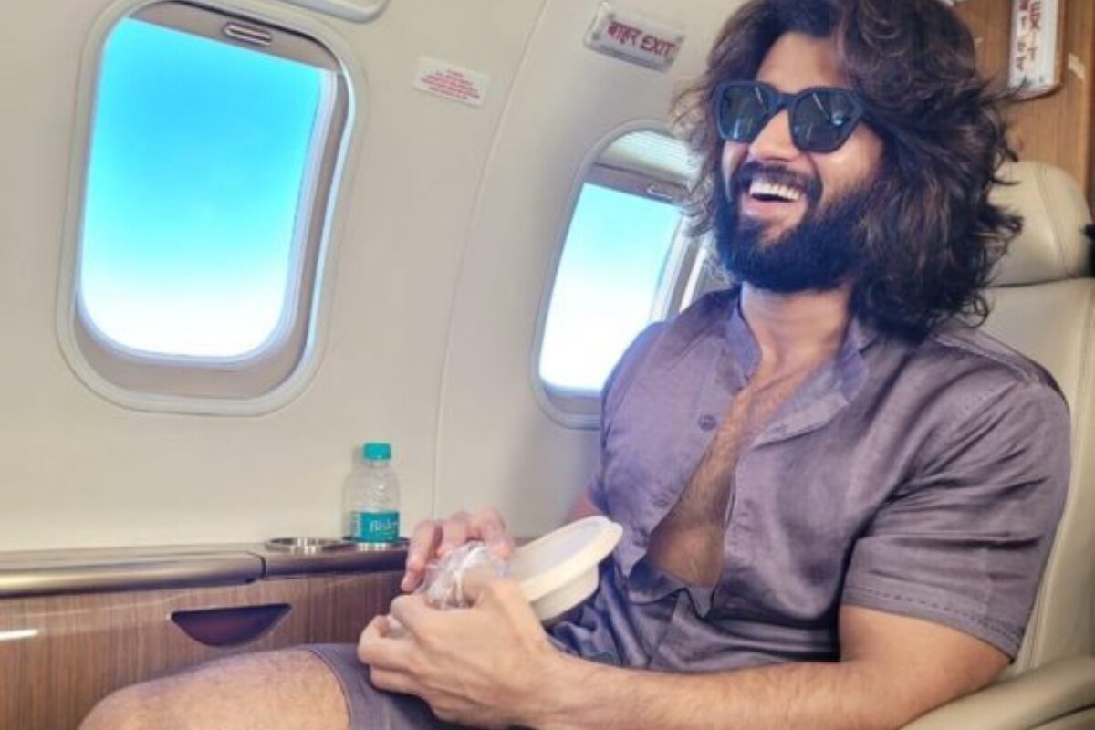 Vijay Devarakonda: విజయ్ దేవరకొండ ప్రైవేట్ జెట్ చూసారా.. దర్జాగా డాన్‌లా కూర్చున్నాడుగా ...