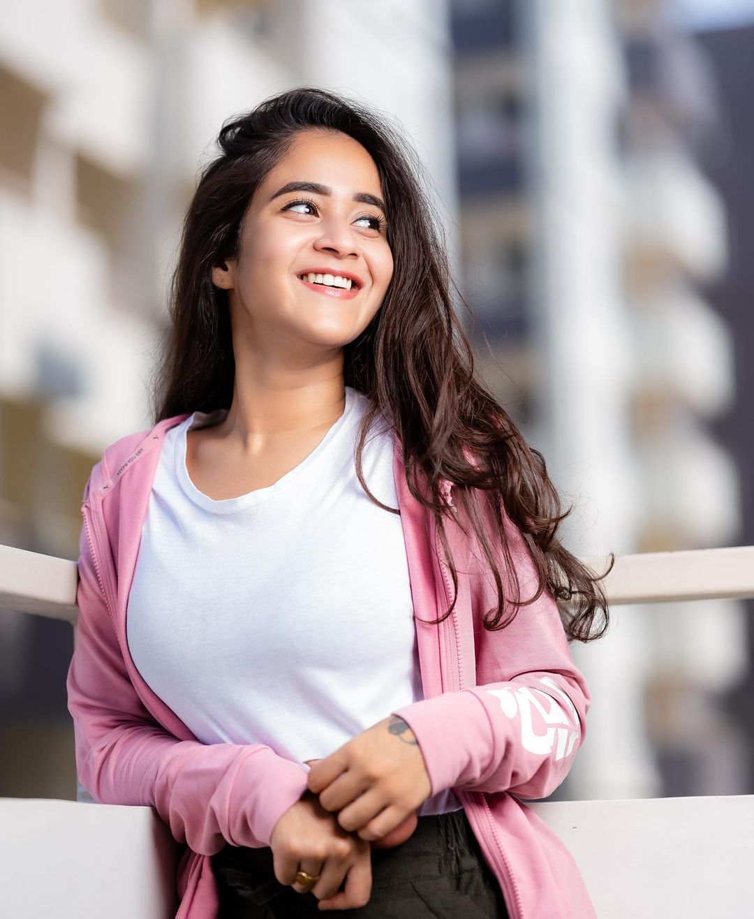 పూల పూల చీరలో అదరగొట్టిన దీప్తి సునైనా.. వావ్ అనాల్సిందే.. – News18 తెలుగు