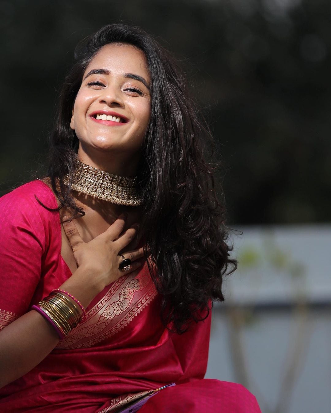 పూల పూల చీరలో అదరగొట్టిన దీప్తి సునైనా.. వావ్ అనాల్సిందే.. – News18 తెలుగు