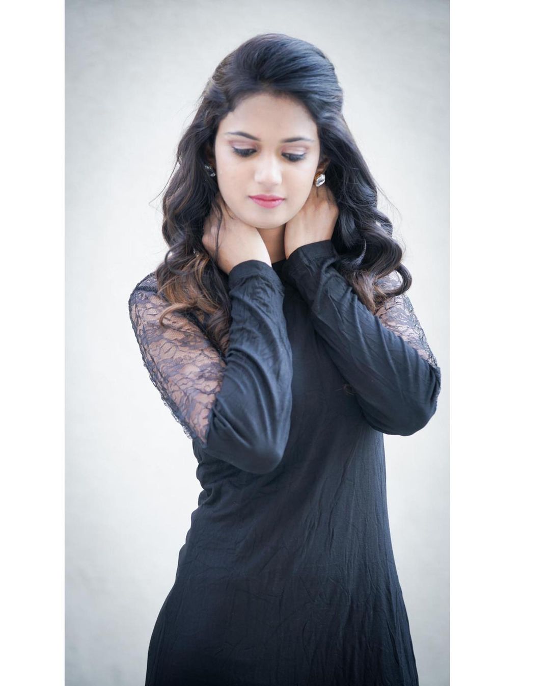 Ariyana Glory: అందాల బొమ్మ అరియానా గ్లోరీ.. బ్లాక్ డ్రెస్‌లో ...