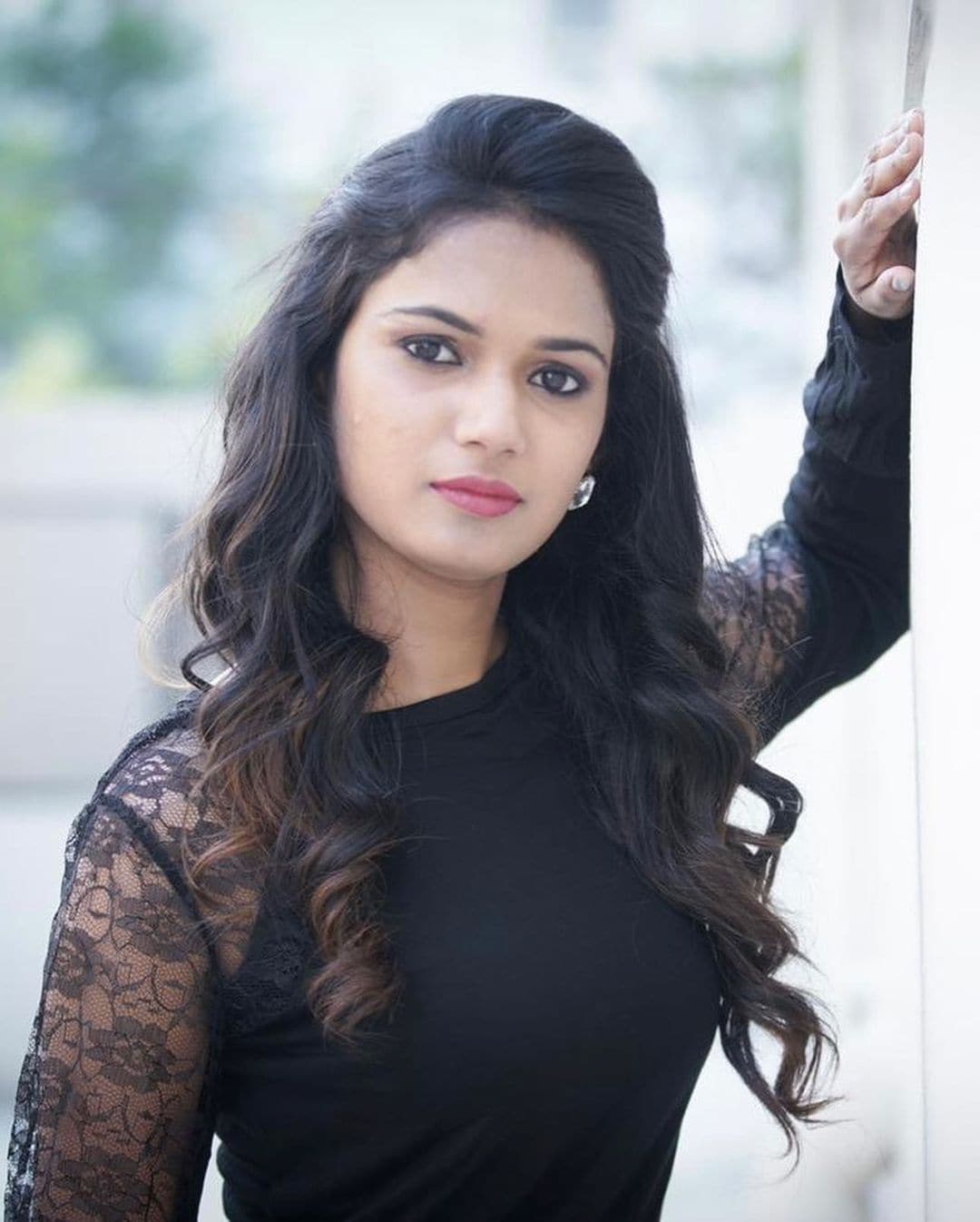 Ariyana Glory: అందాల బొమ్మ అరియానా గ్లోరీ.. బ్లాక్ డ్రెస్‌లో ...