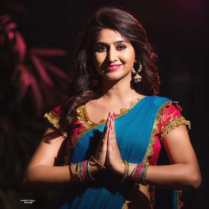 Anchor Varshini: హాఫ్ సారీలో మరింత అందంగా యాంకర్ వర్షిణి.. వైరల్ ...