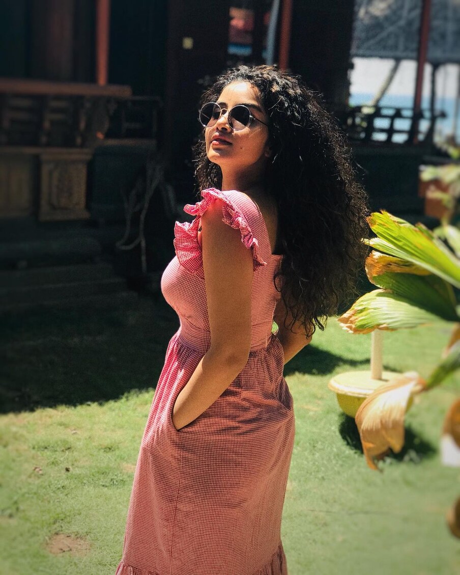 Anupama Parameswaran : విమానాశ్రయం లాంటి విశాలమైన వీపు అందాలతో..అనుపమ ...