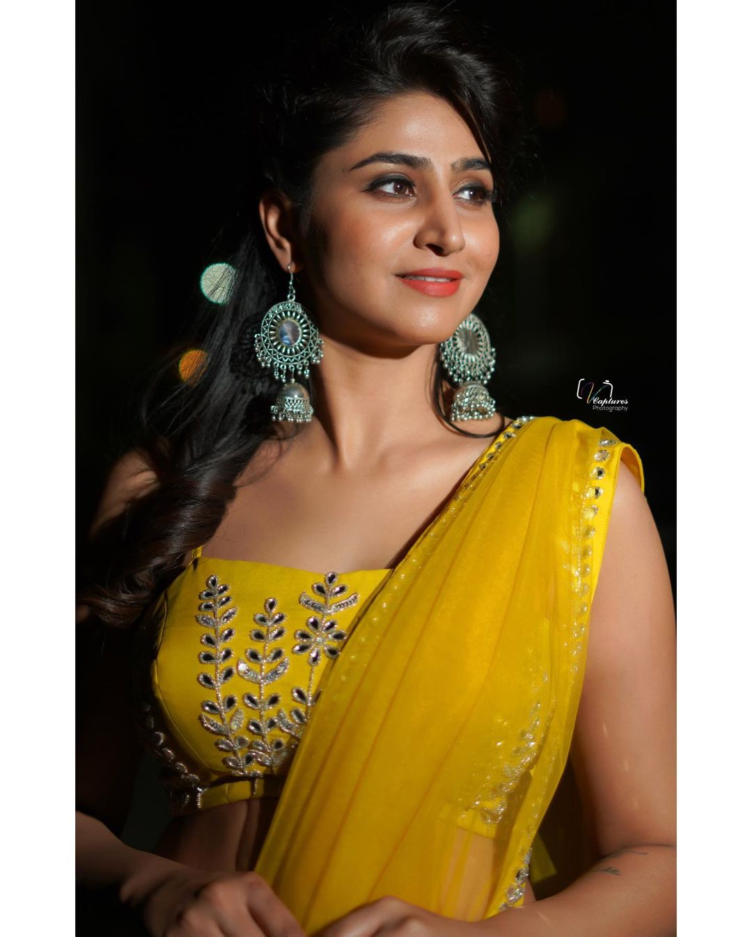 తెలుపు రంగు డ్రెస్‌లో దేవ కన్యలా మెరిసిపోతున్న యాంకర్ వర్షిణి ...