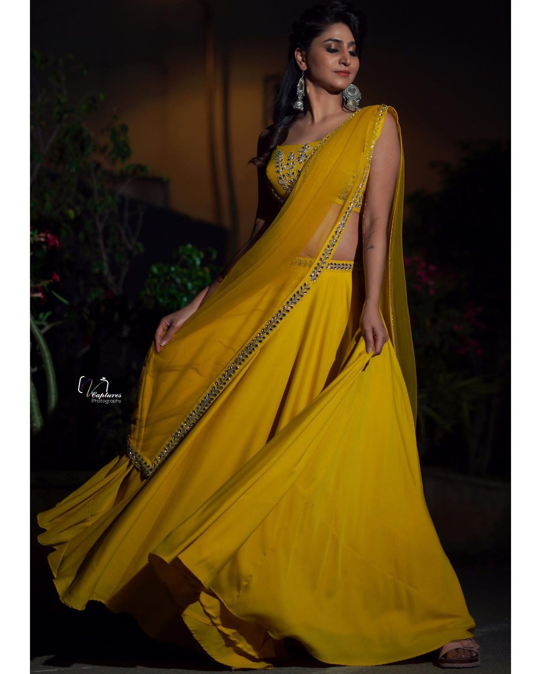 నిమ్మపండు రంగు డ్రెస్‌లో నిగనిగలాడుతూ యాంకర్ వర్షిణి.. ఆహా అనాల్సిందే ...