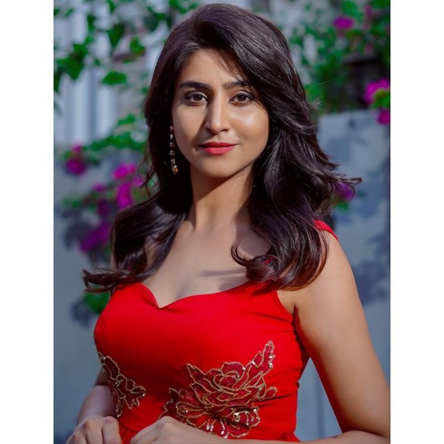 Anchor Varshini: రెడ్ డ్రెస్‌లో హాట్ పోజులు.. అందాలతో రెచ్చగొడుతున్న ...