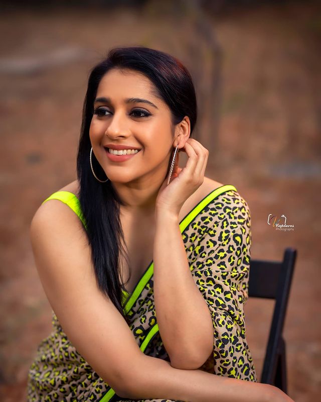 Rashmi Gautam : చిట్టి గౌనులో లేత నిమ్మ పండులా మెరిసిపోతున్న రష్మీ ...