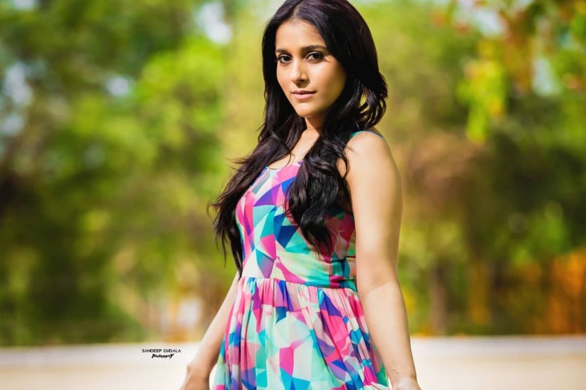 ఇంద్ర ధనుస్సులోని రంగులన్ని రష్మీ గౌతమ్ ఒంటిపైనే.. – News18 తెలుగు