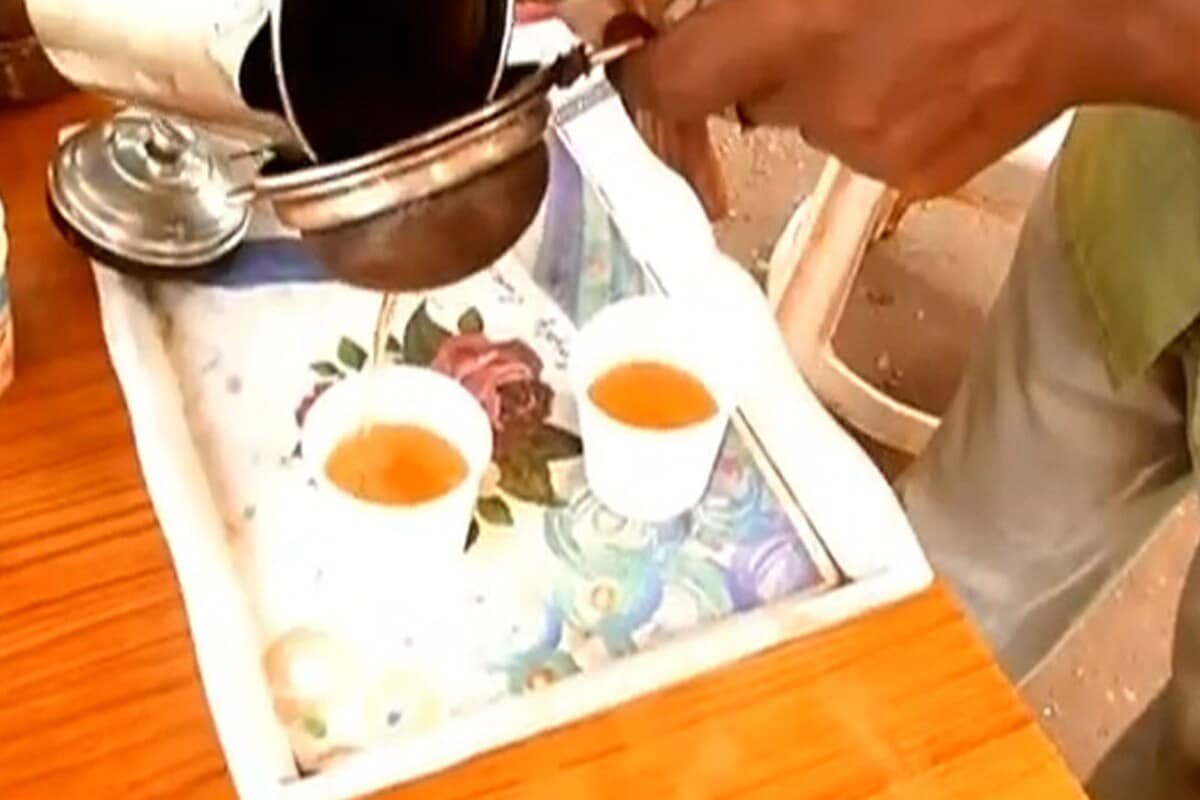 Tea Rs.1000: రోడ్డు పక్కన టీ బండి... ఒక్కో టీ రూ.1000... ఎందుకంటే ...