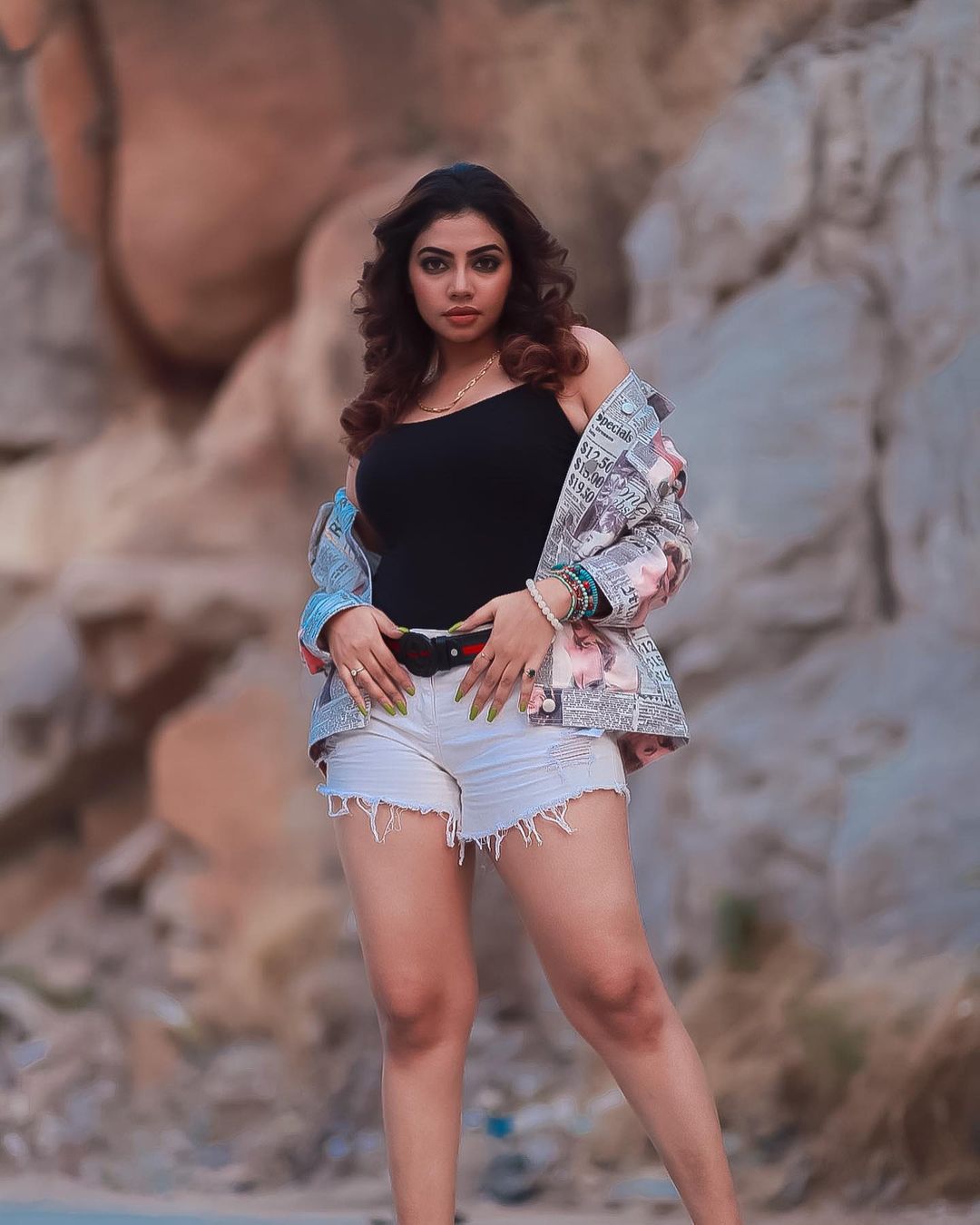 ఈ సీరియల్ నటి అందాలు మాములుగా లేవుగా.. పొట్టి పొట్టి నిక్కర్లలో ...