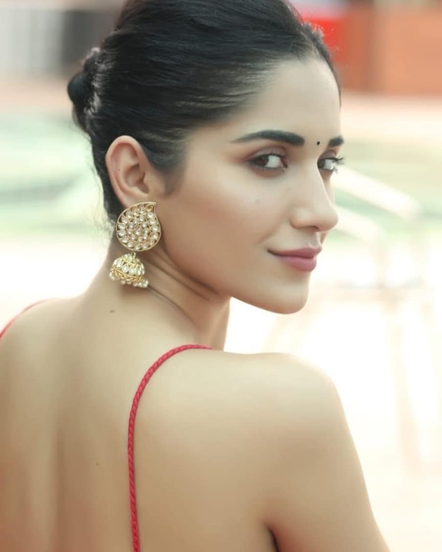 Ruhani Sharma : సిల్క్ చీరలో పరువాల విందు చేసిన రుహానీ శర్మ ...