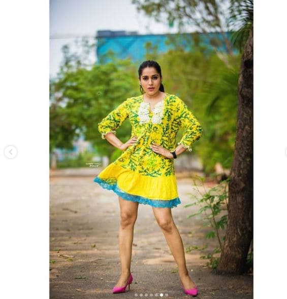 Rashmi Gautam : చిట్టి గౌనులో లేత నిమ్మ పండులా మెరిసిపోతున్న రష్మీ ...
