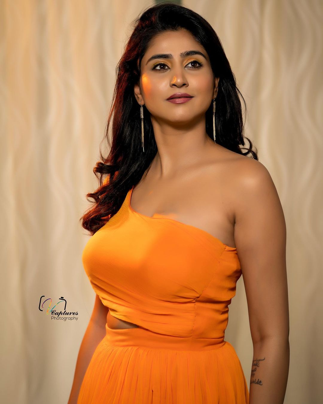 తెలుపు రంగు డ్రెస్‌లో దేవ కన్యలా మెరిసిపోతున్న యాంకర్ వర్షిణి ...