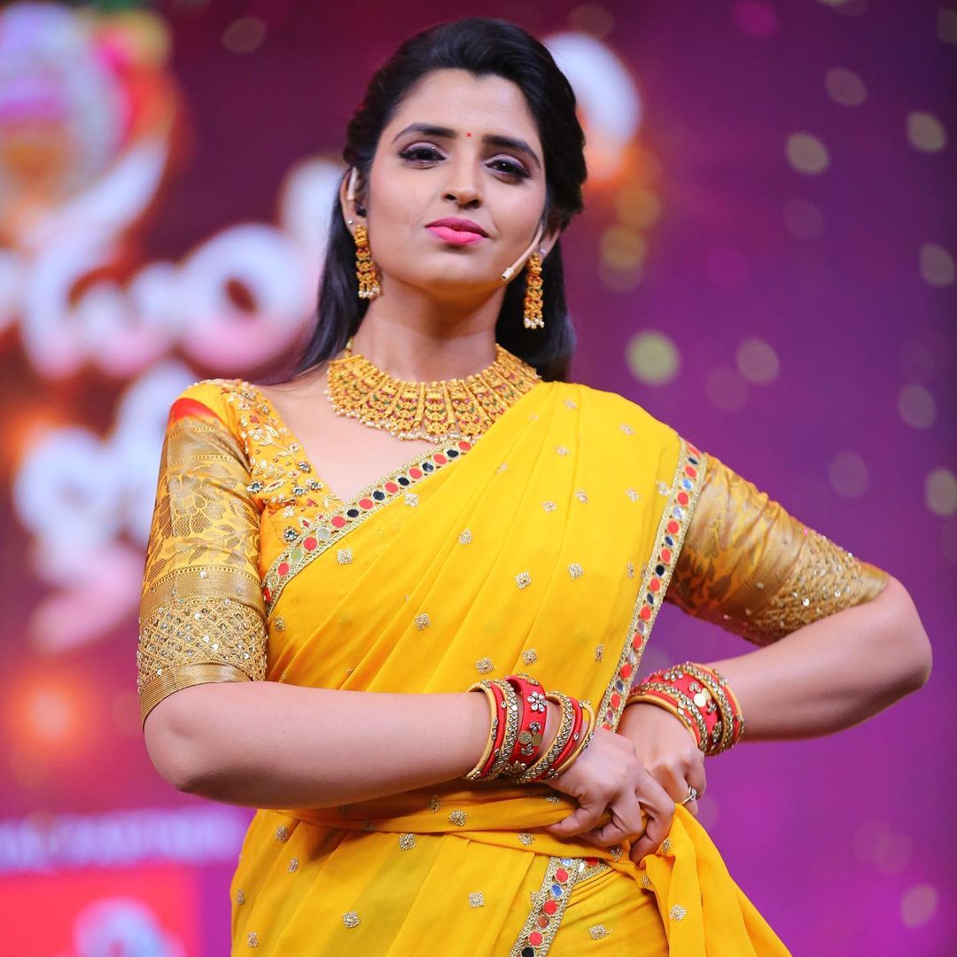 Anchor Shyamala: యెల్లో కలర్ డ్రెస్‌లో అదుర్స్ అనిపించేలా యాంకర్ శ్యామల ...