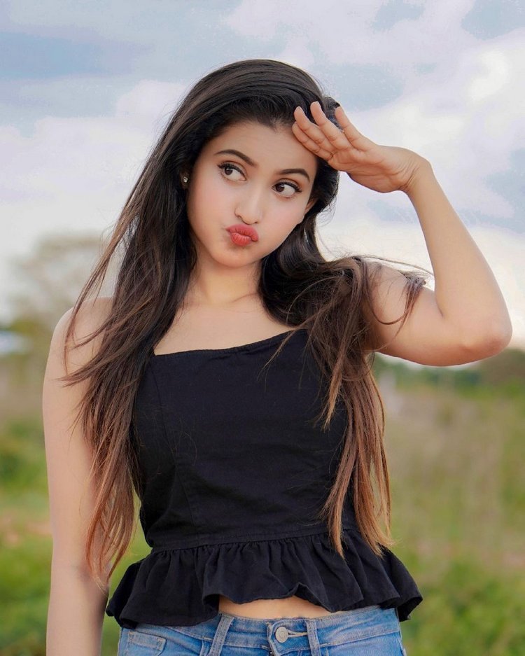 Deepika Pilli : బ్లూ డ్రెస్‌లో మెరిసిపోతున్న దీపికా పిల్లి... అదిరిన ఢీ ...