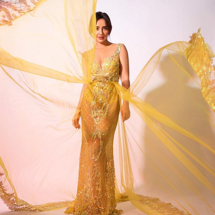 Neha Sharma: ఎప్పుడూ చూడు అందాలు ఆరబోయడమేనా నేహా శర్మ.. అస్సలు బోర్ ...