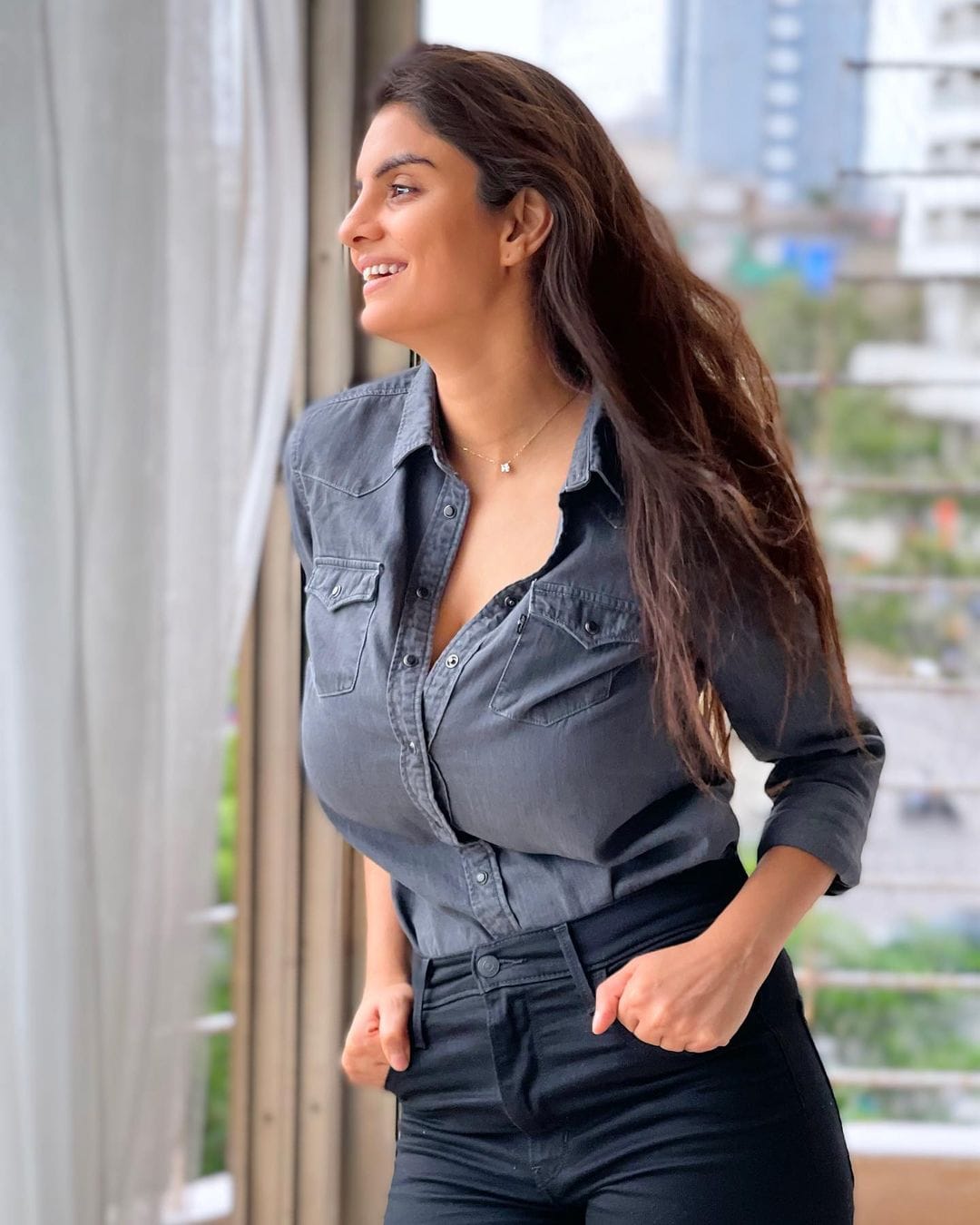 లూజ్ షర్ట్‌లో పరువాల విందు చేసిన అన్వేషి జైన్.. రెండు కళ్లు చాలవ్ ...