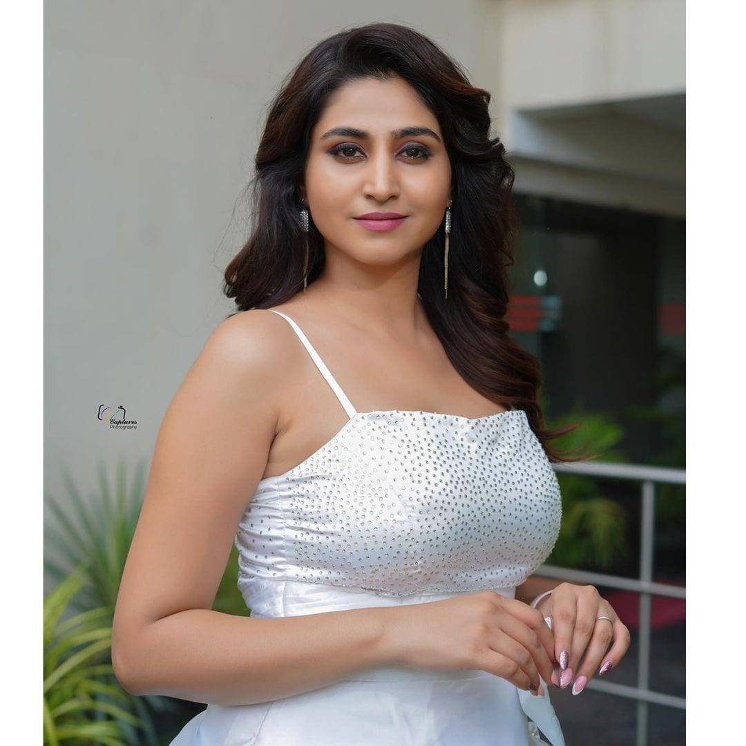 తెలుపు రంగు డ్రెస్‌లో దేవ కన్యలా మెరిసిపోతున్న యాంకర్ వర్షిణి ...