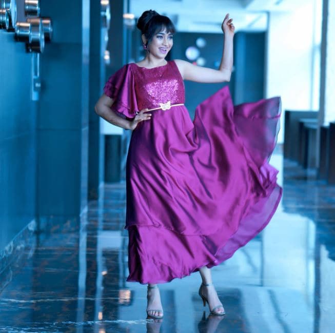 పర్పుల్ కలర్ డ్రెస్ లో స్పోర్ట్స్ యాంకర్ వింధ్యా పరువాలు ...