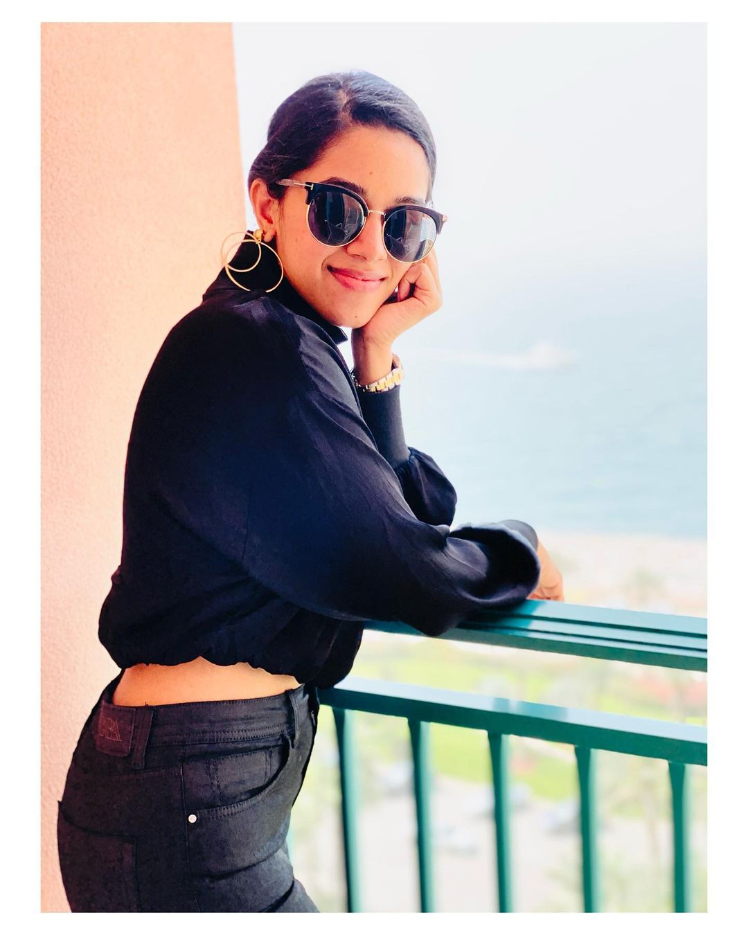 తన వెనుక అందాలతో కుర్రకారును పిచ్చెక్కిస్తున్న మిర్నాలినీ రవి.. హాట్ ...