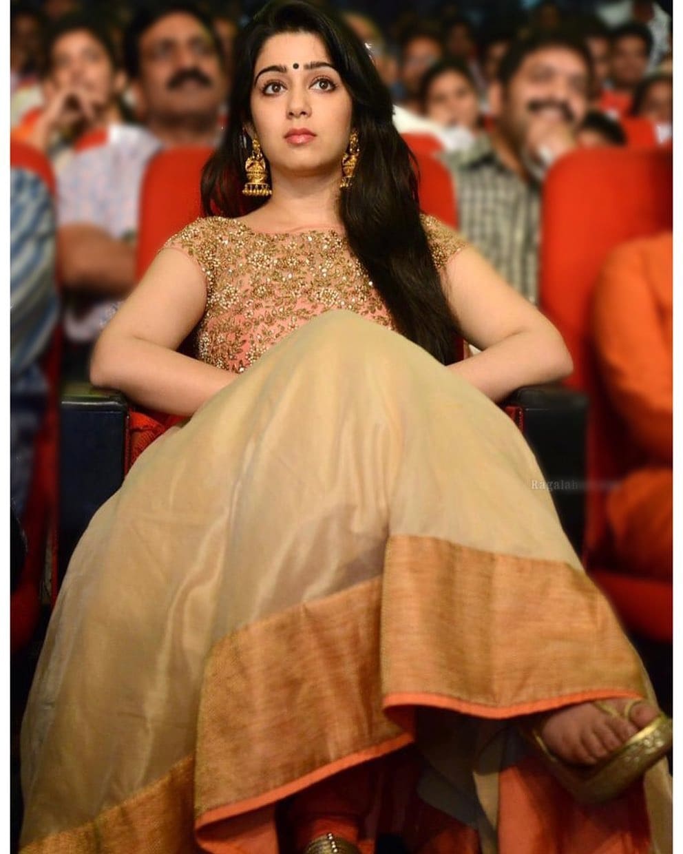 Charmee Kaur : బంగారంలా మెరిసిపోతున్న అందాల ఛార్మి.. లేటెస్ట్ పిక్స్ చూశారా... – News18 తెలుగు