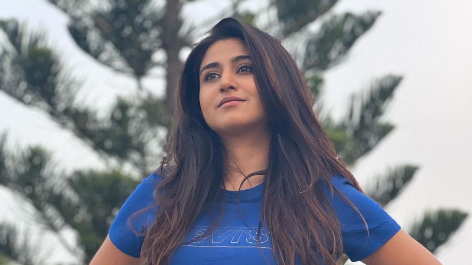 బ్లూ టాప్‌లో అదరగొట్టిన అందాల యాంకర్ వర్షిణి..