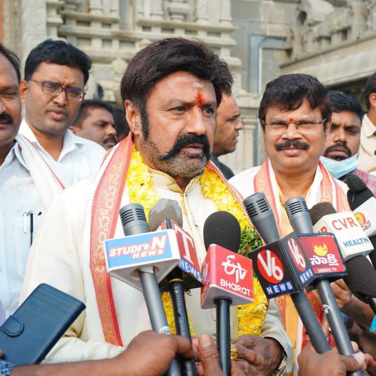 NBK Akhanda Team In Yadadri Temple : యాదాద్రి లక్ష్మీ నరసింహా స్వామిని దర్శించుకున్న బాలకృష్ణ ...