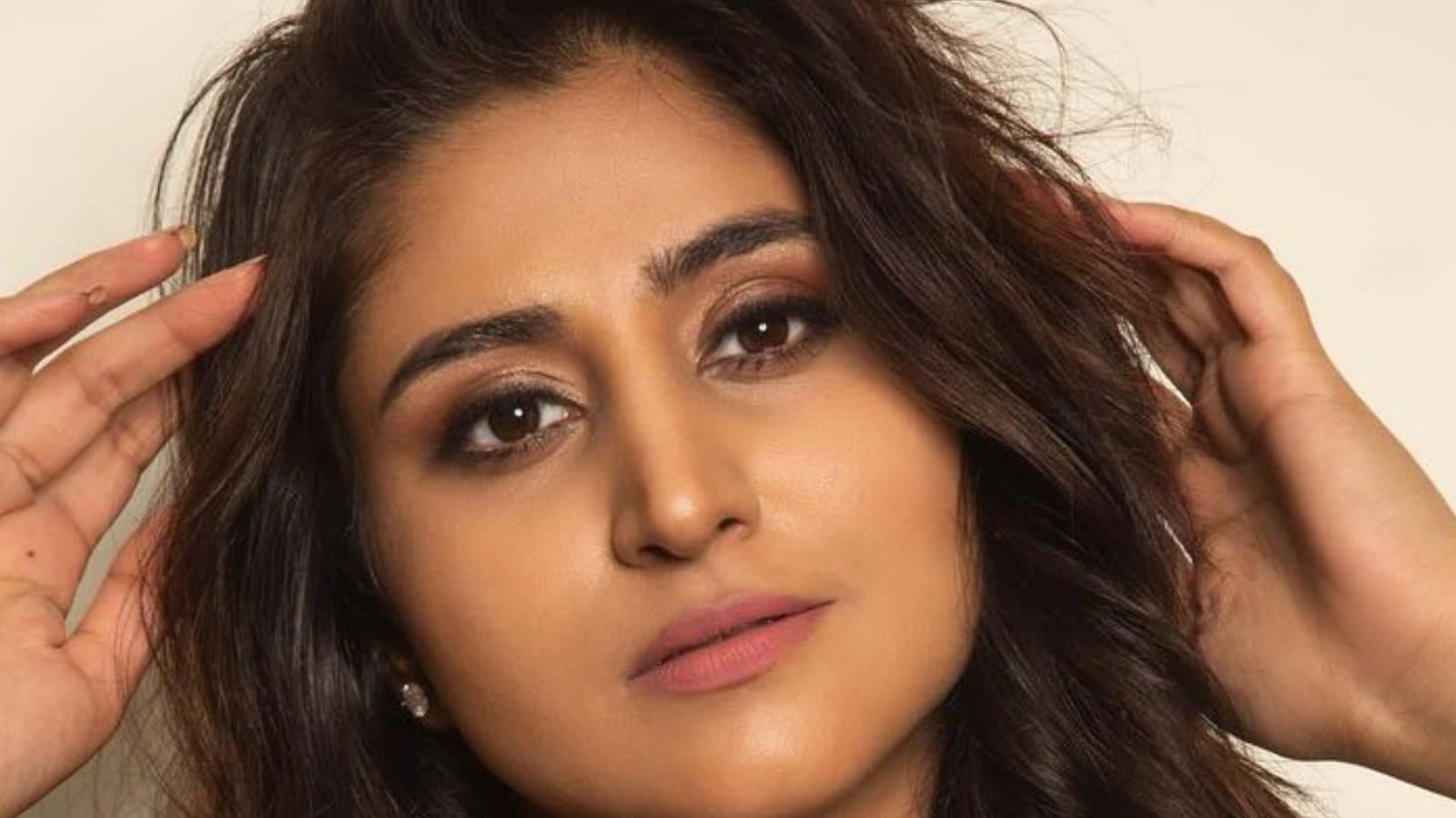 Anchor Varshini : పొట్టి నిక్కరులో యాంకర్ వర్షిణి పరువాల విందు.. Anchor Varshini Sounderajan ...