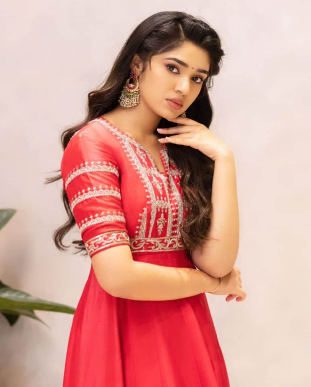 పారిస్ అందాలను తదేకంగా చూస్తూ తన్మయత్వం పొందుతున్న కృతి శెట్టి ...