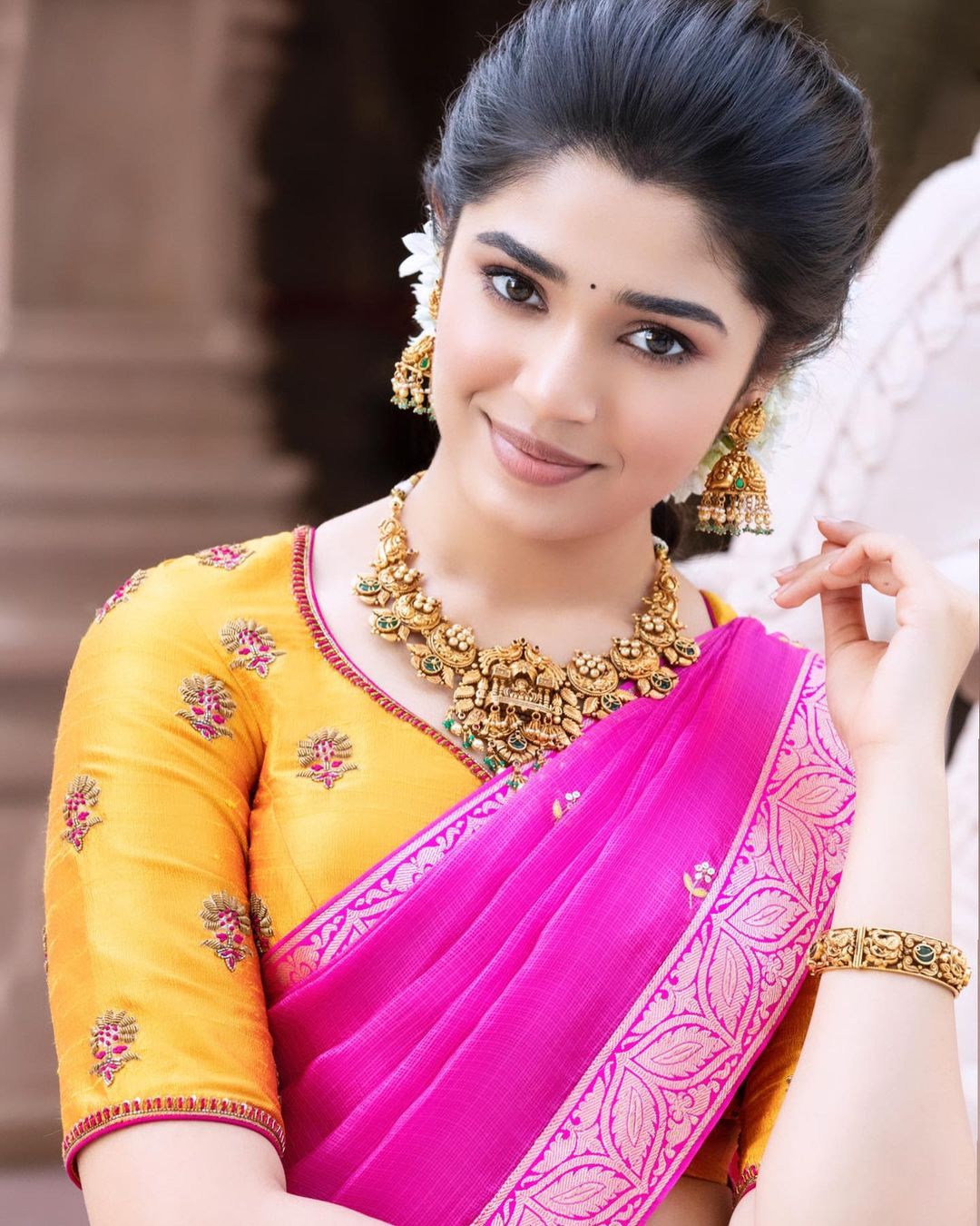 పారిస్ అందాలను తదేకంగా చూస్తూ తన్మయత్వం పొందుతున్న కృతి శెట్టి ...