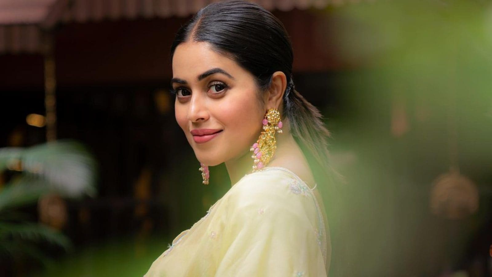 Poorna : వైట్ టాప్‌లో మరింత అందంగా అందాల పూర్ణ.. పిక్స్ వైరల్.. Actress ...