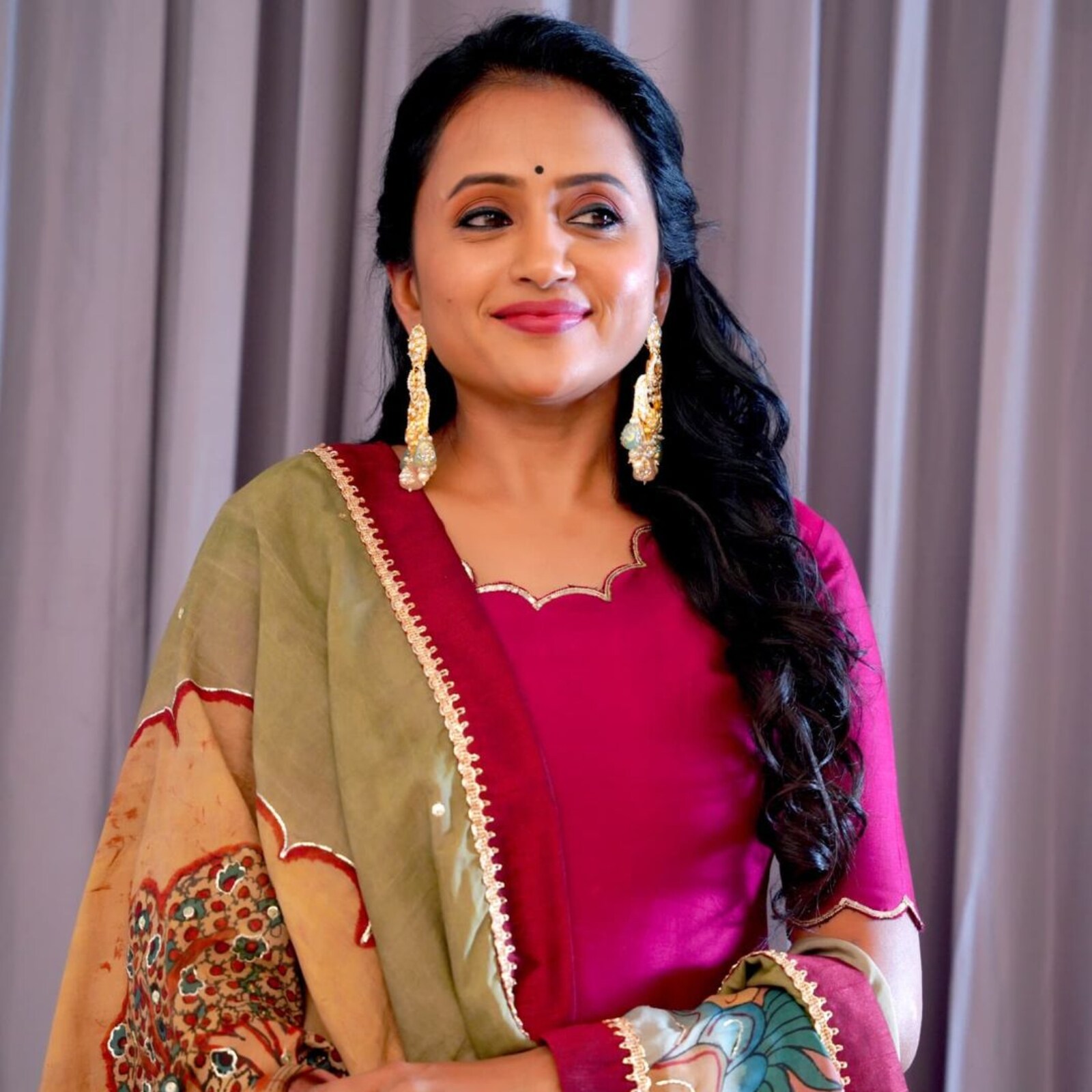 Anchor Suma: మెరూన్ కలర్ టాప్‌లో మరింత అందంగా యాంకర్ సుమ.. లేటెస్ట్ ...