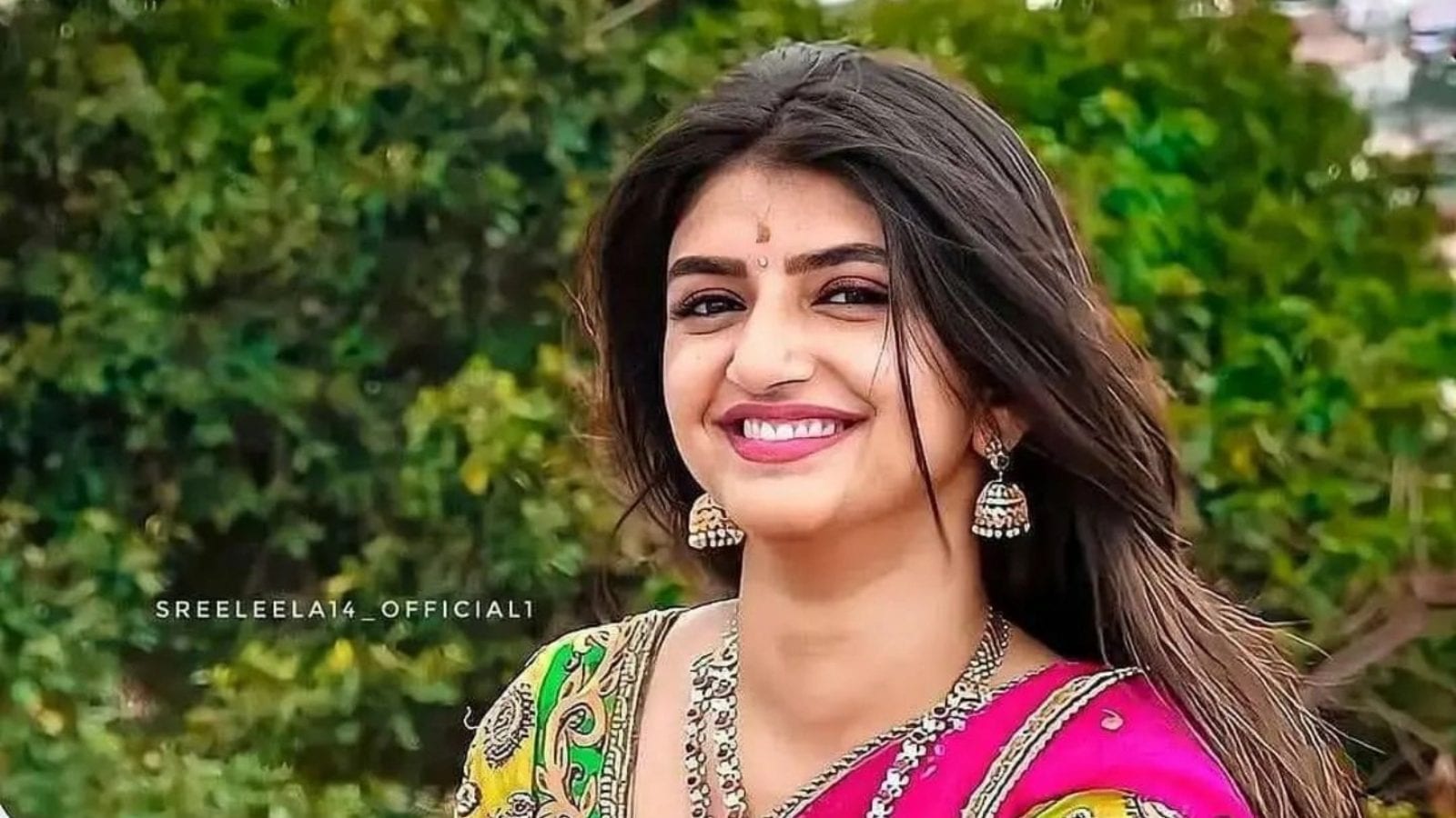 Pelli Sandadi | Sreeleela : ఎర్ర చీరలో అందంగా అదరగొట్టిన పెళ్లి సందD ...