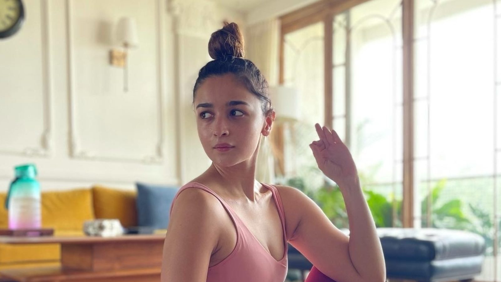 Alia Bhatt : హాట్ పోజులతో అలియా భట్ పరువాల విందు.. అదరగొట్టిన ఆర్ ఆర్ ఆర్ భామ.. RRR actress Alia ...