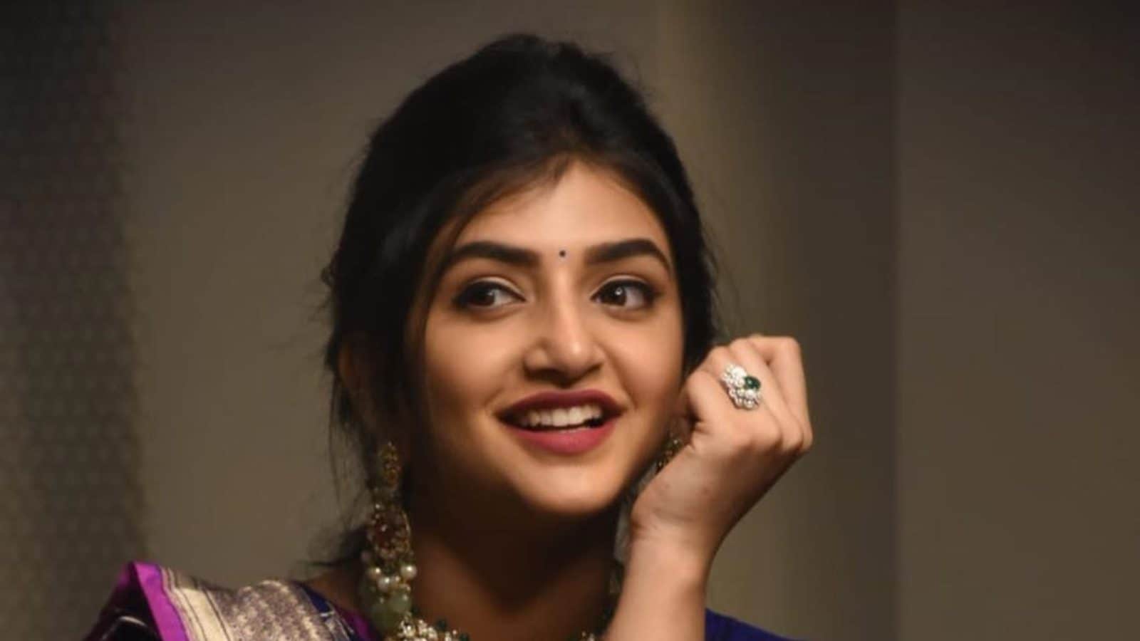 Pelli Sandadi | Sreeleela : నీలి రంగు చీరలో మరింత అందంగా పెళ్లి సందD ...