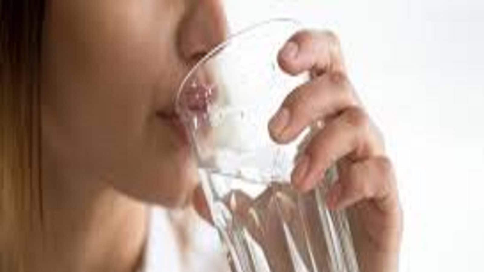 Drinking Less Water: నీళ్లు తక్కువగా తాగుతున్నారా ?.. అయితే మీకు వచ్చే ...