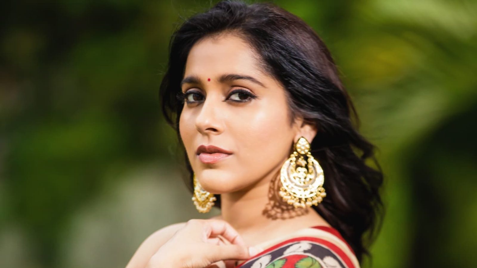 Rashmi Gautam: పూల చీరలో అందంగా అదరగొట్టిన జబర్దస్త్ భామ రష్మి గౌతమ్ ...