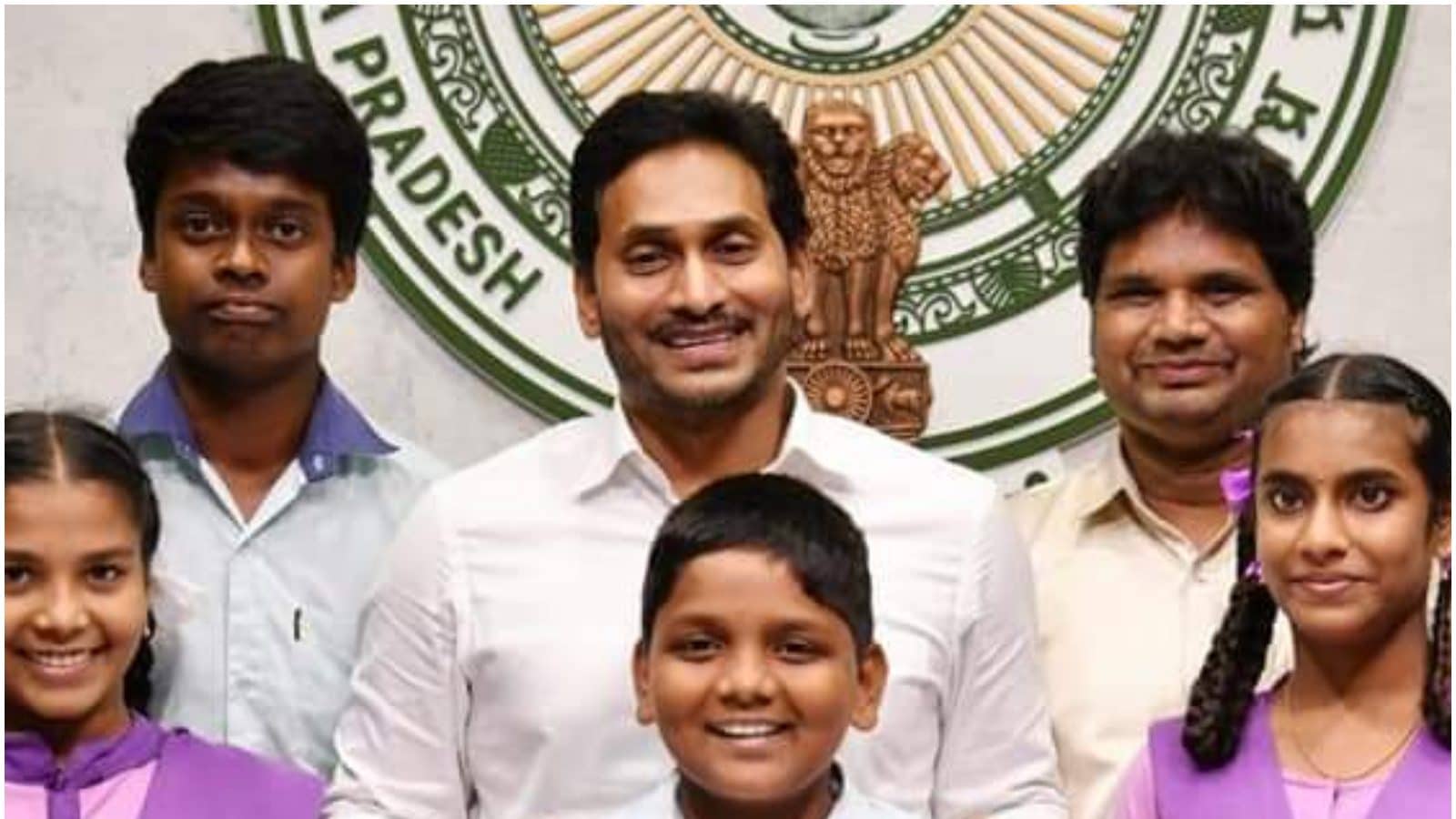 బెండపూడి విద్యార్థులతో సీఎం జగన్ భేటీ - AP CM YS Jagan appreciates ... బెండపూడి విద్యార్థులతో సీఎం జగన్ భేటీ - AP CM YS Jagan appreciates ...
