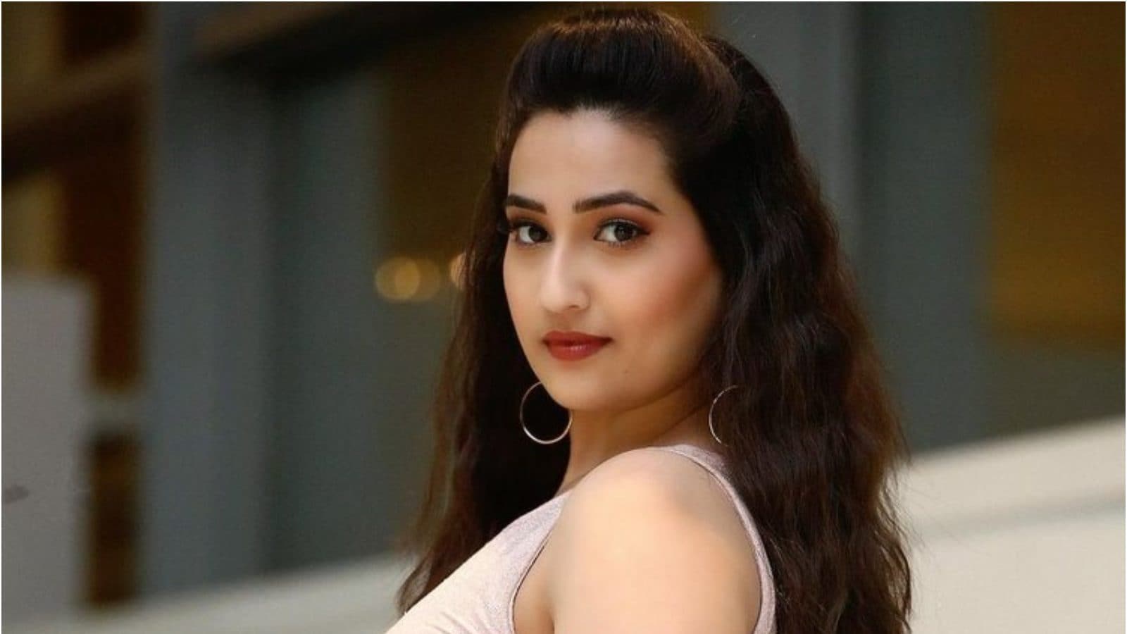 Anchor Manjusha : ఖతర్నాక్ పోజులతో కవ్విస్తోన్న యాంకర్ మంజూష... అదిరిన ...