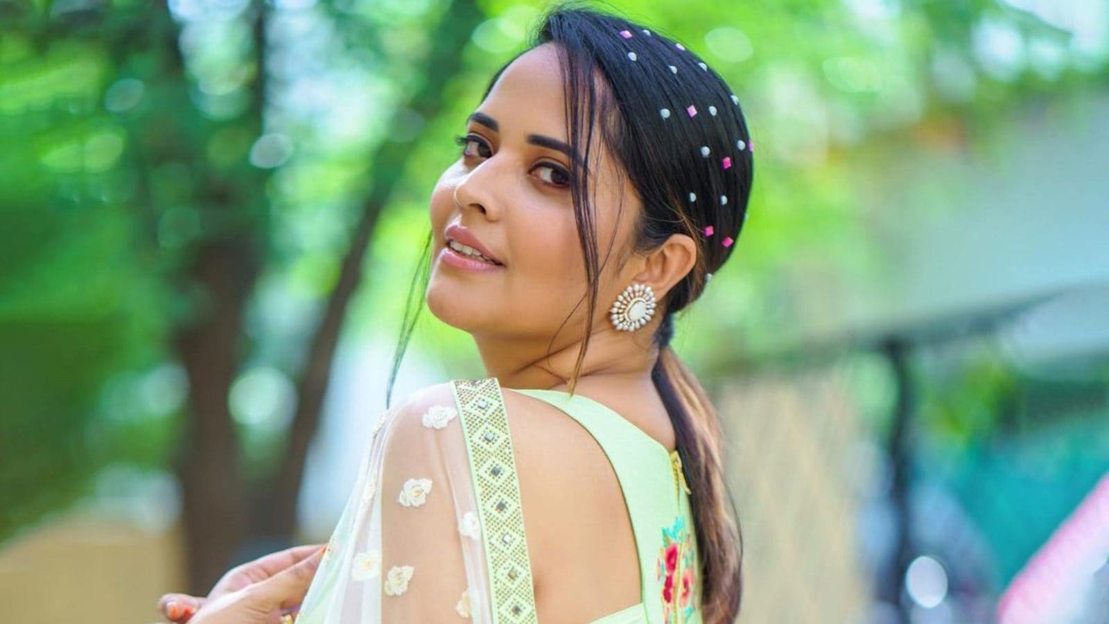 Anchor Anasuya : పలుచని చీరలో పరువాల విందు చేసిన అనసూయ.. అదిరిన ...