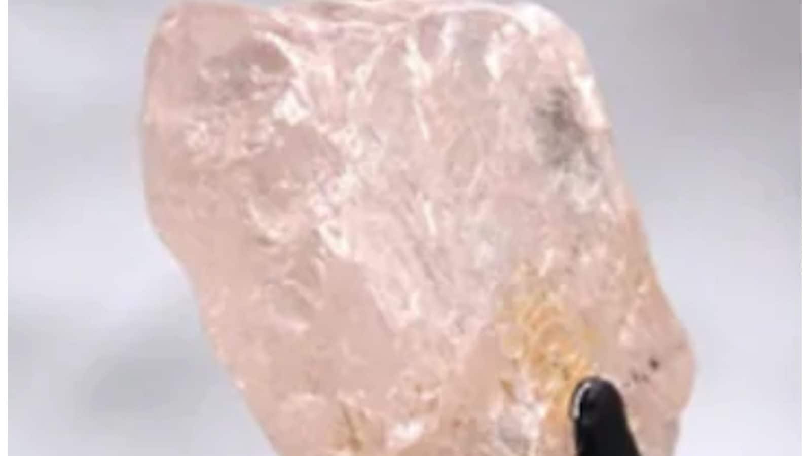 300 ఏళ్ల తర్వాత దొరికిన అతిపెద్ద పింక్ డైమండ్.. దీని విలువ తెలిస్తే ...