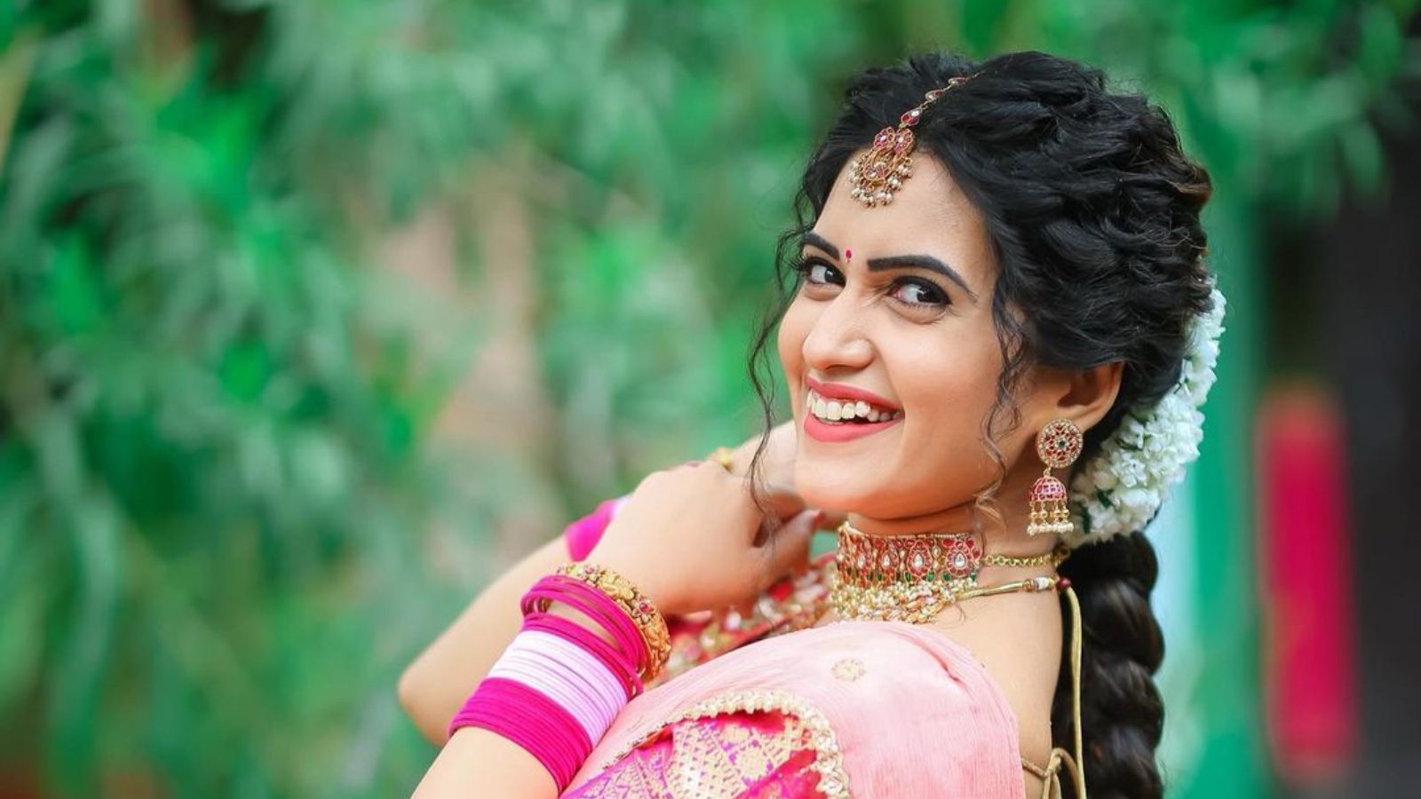 Sravanthi Chokkarapu : సంప్రదాయ దుస్తుల్లో అదరగొట్టిన యాంకర్ స్రవంతి ...