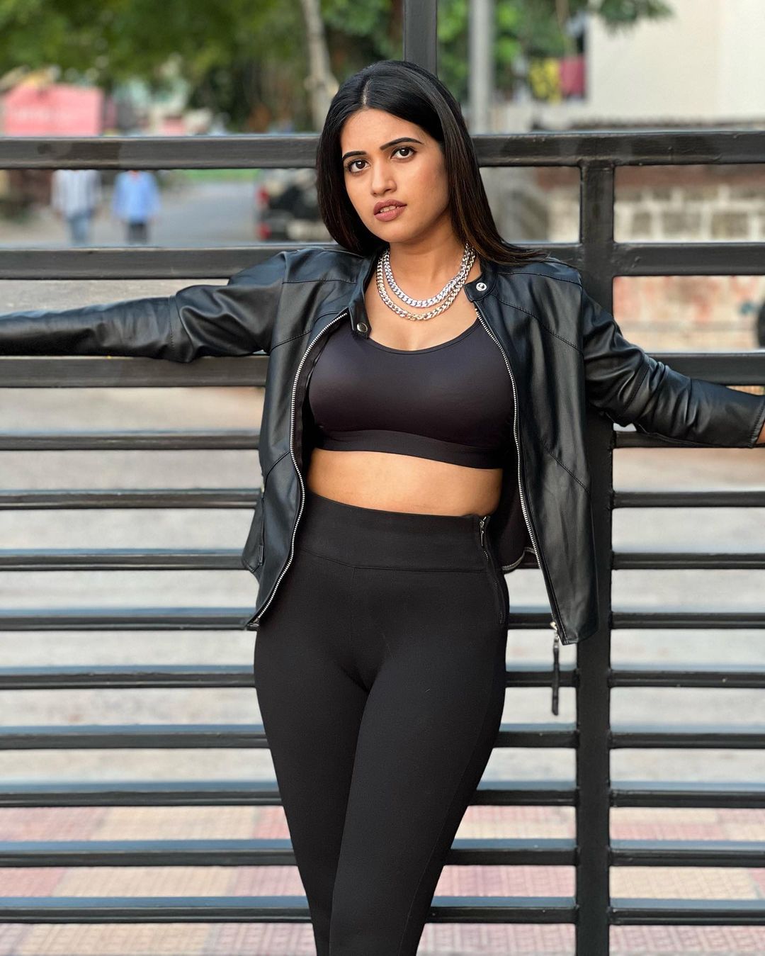 లెదర్ జాకెట్‌లో పరువాల విందు చేసిన యాంకర్ స్రవంతి.. వైరల్ అవుతోన్న ...