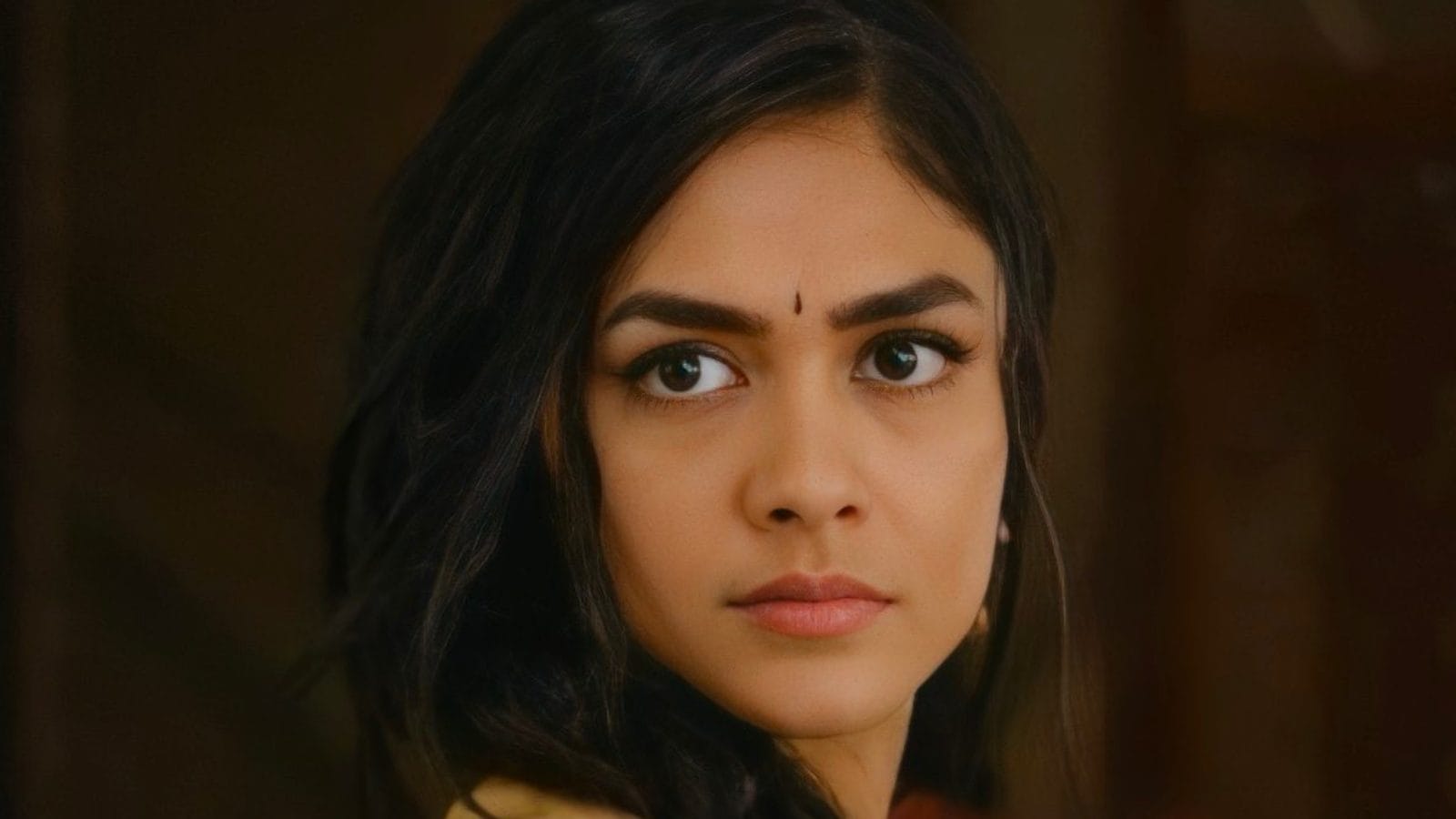 Mrunal Thakur : రెమ్యునరేషన్ పెంచేసిన సీతారామం హీరోయిన్.. ఎంత డిమాండ్ చేస్తుందంటే..!