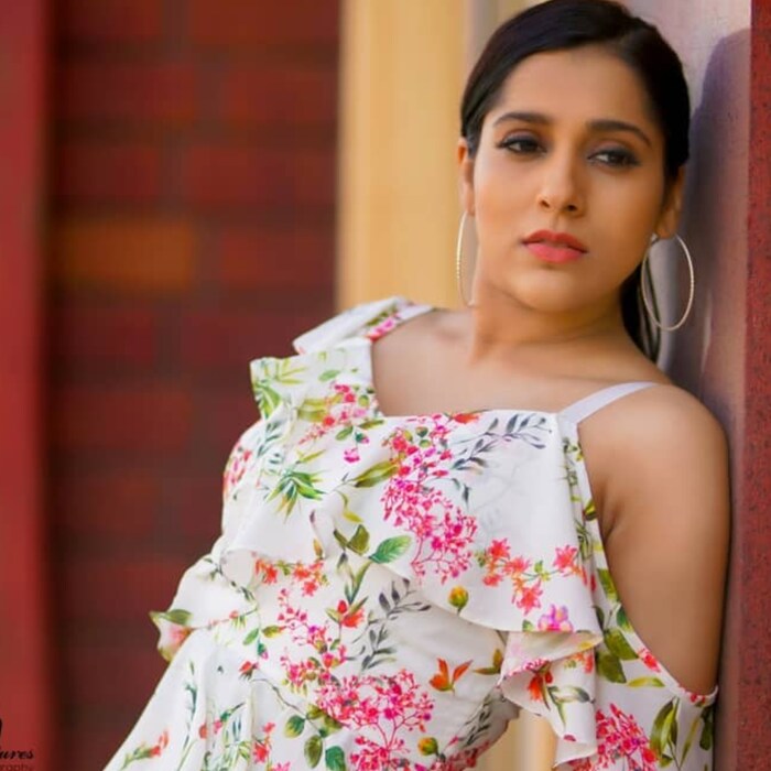 మెరూన్ కలర్ టాప్‌లో మెలికలు తిరుగుతోన్న రష్మి గౌతమ్.. అదిరిన లేటెస్ట్ ...