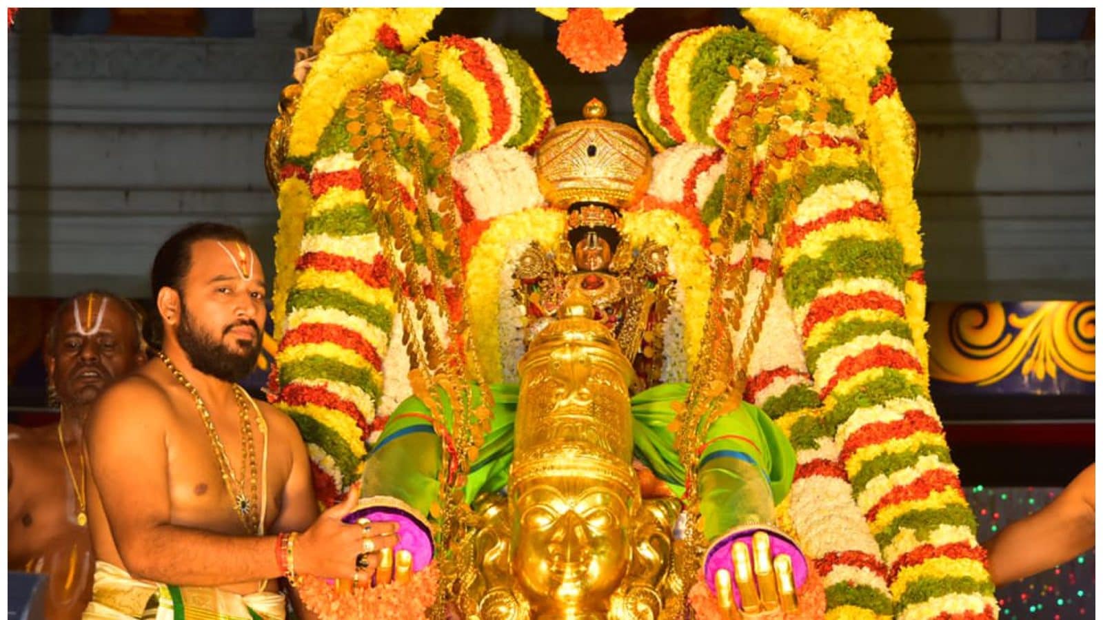 తిరుమలలో వైభవంగా స్వామివారి గరుడ సేవ - Purnami Garuda Seva performed in ...