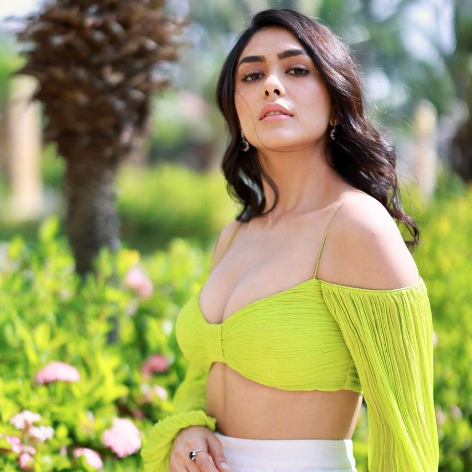 ఇదేం డ్రెస్ మృణాల్.. సీతా రామం బ్యూటీ లేటెస్ట్ పిక్స్ వైరల్.. – News18 తెలుగు