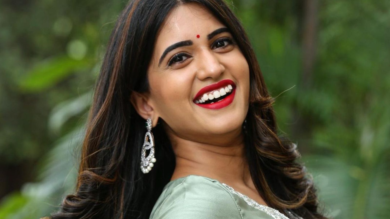 Anchor Sravanthi : చీరలో అదిరే అందాలతో కేక పెట్టించిన యాంకర్ స్రవంతి ...