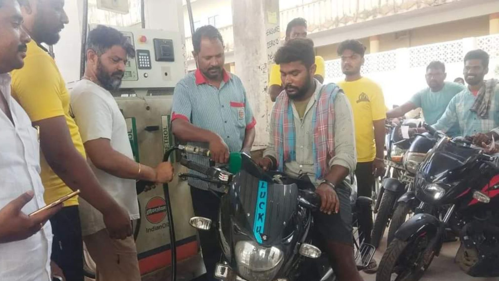 Petrol Free : కుమారుడి జ్ఞాప‌కార్ధం తండ్రి ఫ్రీ పెట్రోల్ సప్లై .. క్యూ ...